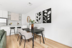 Apartamento, 2 quartos, varanda | Sala de estar | TV de ecrã plano 
