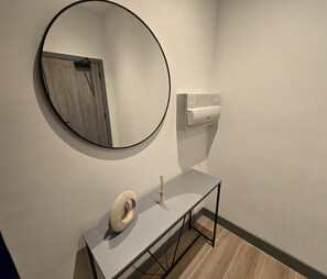 1 quarto, secretária adequada para computadores portáteis 