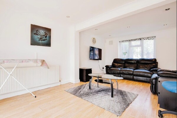 3-bed Apt-15 Mins To Heathrow-pet-friendly-parking - London