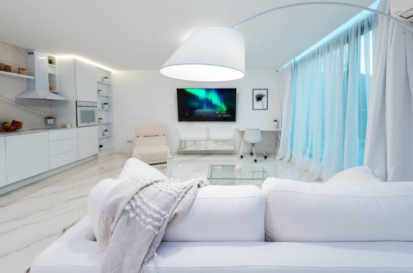 Emirates White Sensation - Sofía