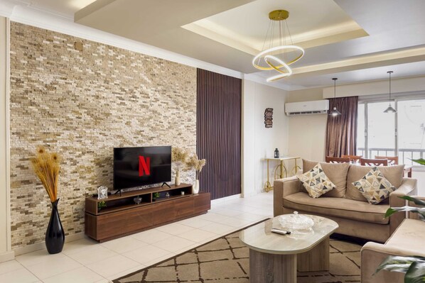 Apartamento Básico | Sala de estar | Smart TV de 55 polegadas com canais via satélite 