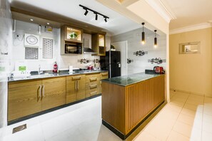 Apartamento Básico | Cozinha privada | Um frigorífico, um micro-ondas, um forno, uma placa de cozinha 