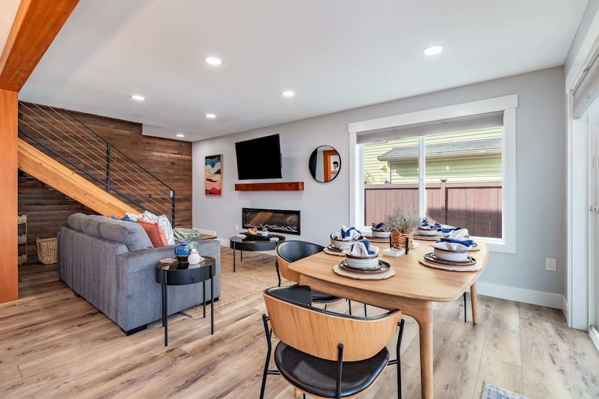 Spacious 3br Home, Sleeps 8, Private Backyard - Everett, WA