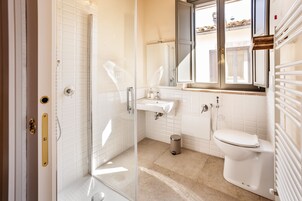 Quarto Clássico, vista para as vinhas | Casa de banho | Um polibã 