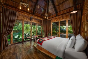 Quarto Duplo de Luxo, varanda, vista para a montanha | Minibar, cofre no quarto, secretária, ferro/tábua de engomar 