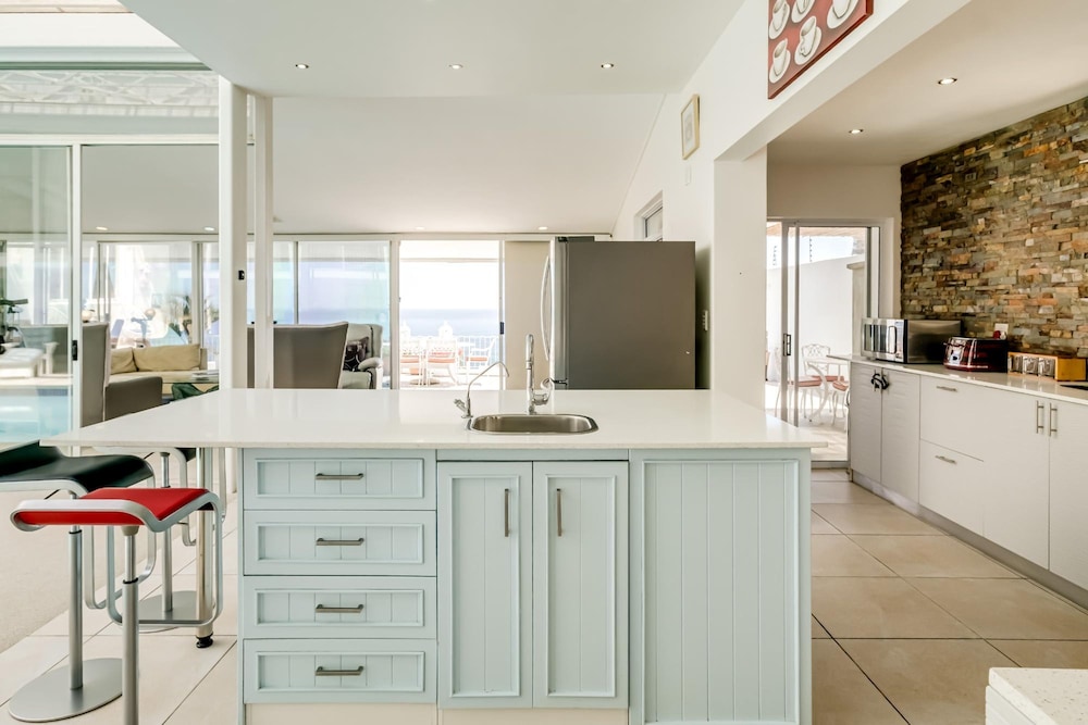 3bed With Indoor Pool And Sea Views The Sanctuary - Camps Bay