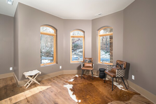 Group Getaway! 8,000-sq-ft Gem, Arcade + Theater - Beech Mountain, NC