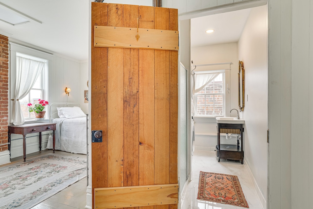 Walkable Main Street Location: Spring Grove Apt - Yucatan, MN