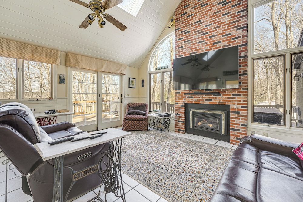 Waterfront Home W/ Boat Dock & Sunroom In Gardiner - Gardiner, ME