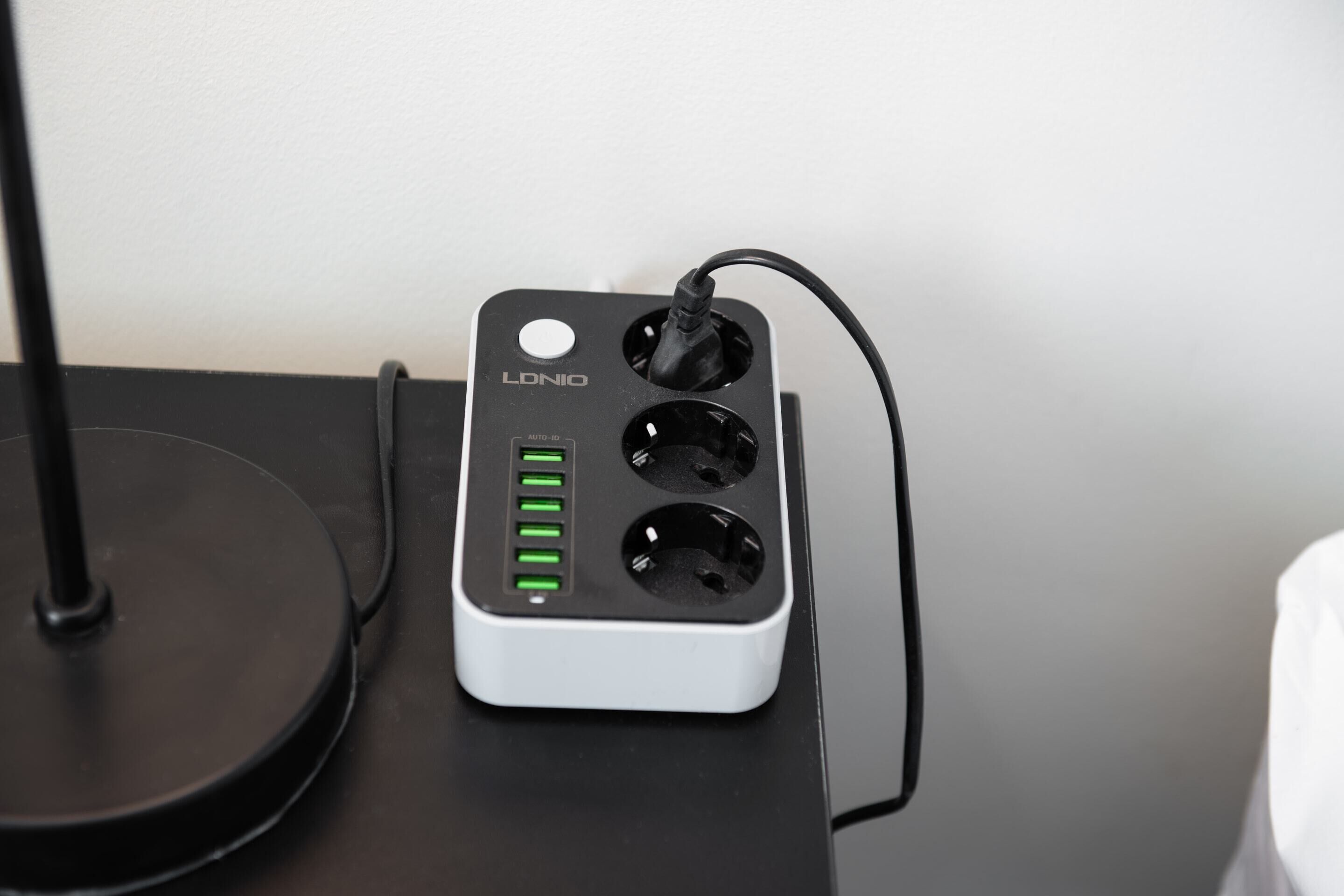 Tira-cabos com várias tomadas e portas USB.