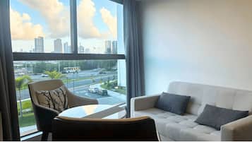 Apartamento Deluxe | Sala de estar | TV de ecrã plano