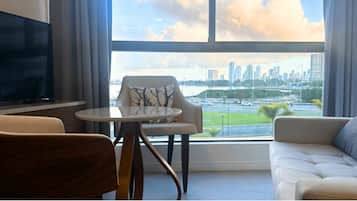Apartamento Deluxe | Sala de estar | TV de ecrã plano