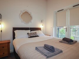 2 quartos, com decoração personalizada, com mobília individualizada 