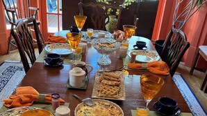 Mesa posta com diversos pratos, bebidas e um jarro.