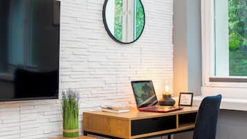 Estúdio Comfort, Vista para a cidade | Sala de estar | Smart TV de 50 polegadas com canais por cabo, Netflix