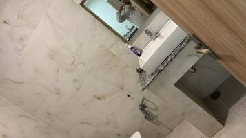 Quarto Duplo Básico | Casa de banho