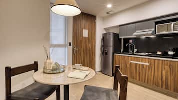 Apartamento clássico | Cozinha privada | Geladeira grande, micro-ondas, cafeteira/chaleira