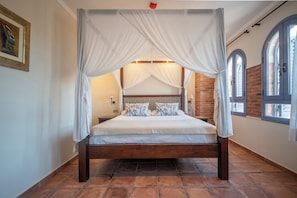 Quarto casal superluxo | Frigobar, espaço de trabalho para notebook, Wi-Fi de cortesia