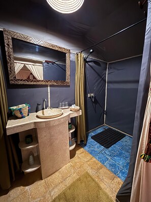 Quarto duplo clássico, varanda, vista para o deserto | Banheiro | Toalhas de banho, sabonete, shampoo, papel higiênico