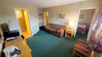 Quarto Duplo Familiar | Sala de estar | Televisor de ecrã plano de 55 polegadas com canais por cabo