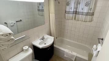 Quarto Duplo, casa de banho privativa | Casa de banho | Toalhas fornecidas, sabão, champô, papel higiénico