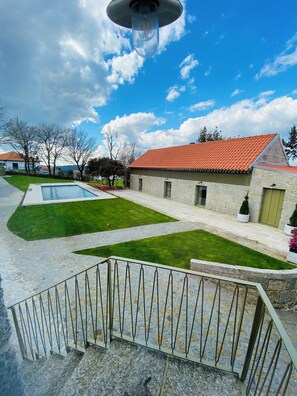 Quarto Deluxe, vista para a piscina | Terraço/pátio interior