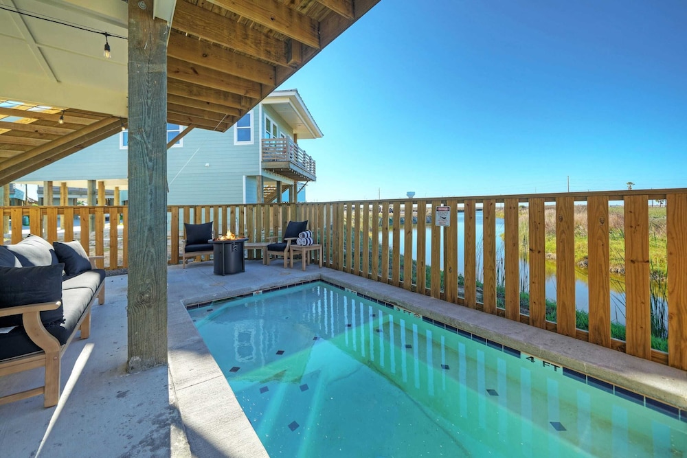 Sleeps 20 2 Homes W/ Beach Boardwalk Access, Water Canal Views, & Priv Pools - Corpus Christi, TX
