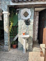 Quarto econômico | Banheiro | Chuveiro, chuveiro com efeito de chuva, toalhas de banho 