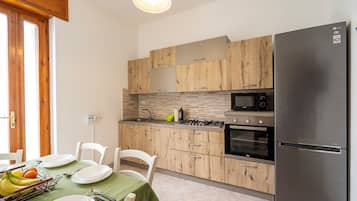 Geladeira, fogão, cooktop, cafeteira/chaleira