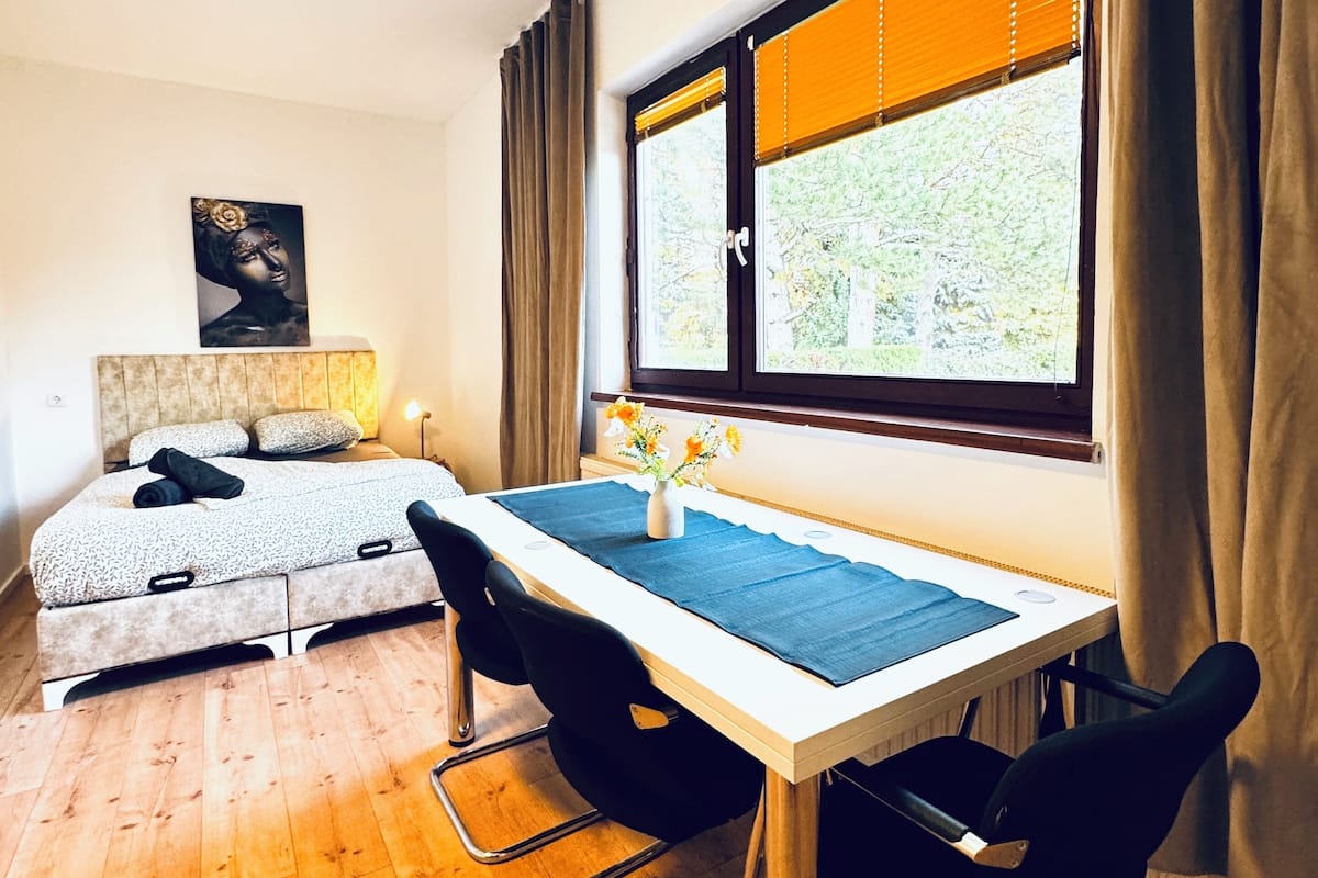 Quarto básico, vista para o jardim | Ferros/tábuas de passar roupa, roupa de cama