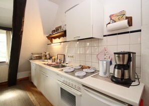 Apartamento conforto, 2 quartos | Cozinha privada | Geladeira, micro-ondas, fogão, cooktop