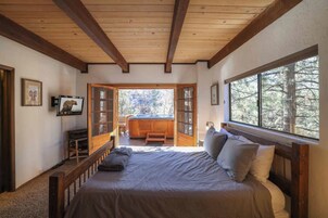 Cabana com design assinado, 2 quartos, vista para a montanha, ao lado da montanha | 2 quartos, individualmente decorados, individualmente mobiliados