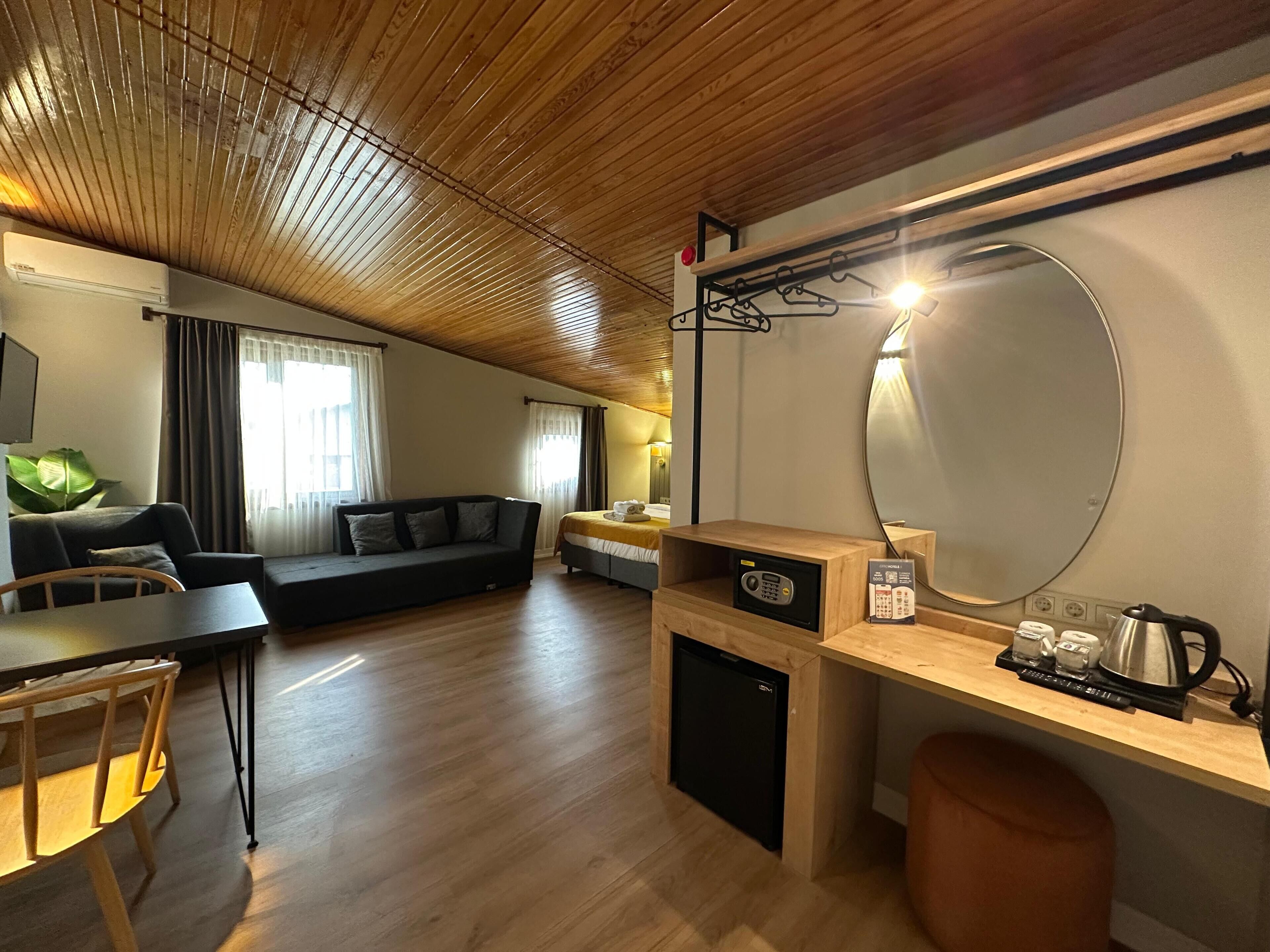 Quarto casal conforto | Cofres nos quartos, espaço de trabalho para notebook