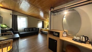 Quarto casal conforto | Cofres nos quartos, espaço de trabalho para notebook