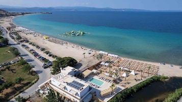 Praia particular, areia branca, guarda-sóis, bar na praia