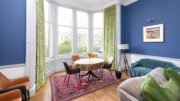 Apartamento, Vista para a cidade | Sala de estar | Smart TV de 24 polegadas com canais por cabo, lareira