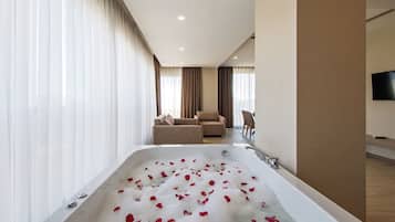 Apartamento luxo, 1 quarto, banheira de imersão | Roupas de cama premium, camas Tempur-Pedic, cofres nos quartos