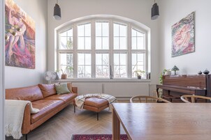 Apartamento superior, vista para o parque, de frente para a praia | Área de estar
