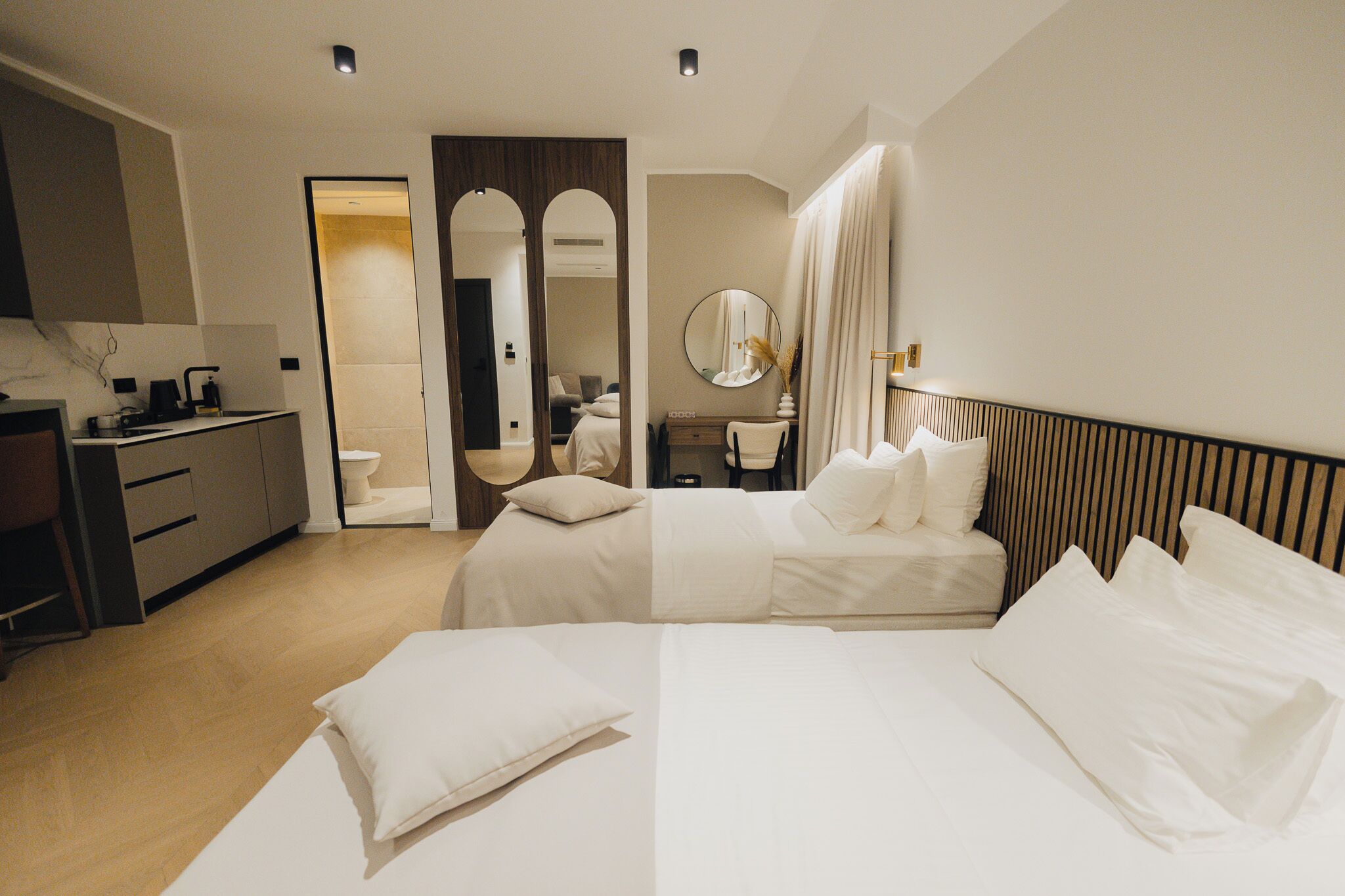 Quarto Duplo Superior, lanai (alpendre havaiano), vista para o pátio | Cofre no quarto, secretária 