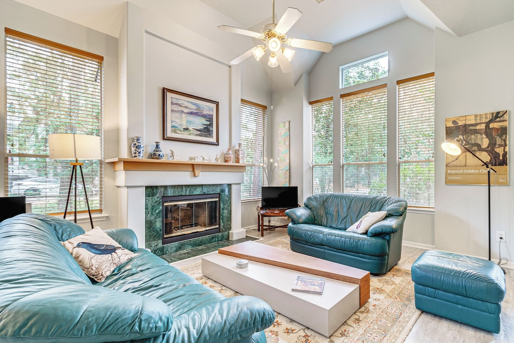 Hot Tub, Fire Pit: Retreat In The Woodlands! - Stagecoach, TX