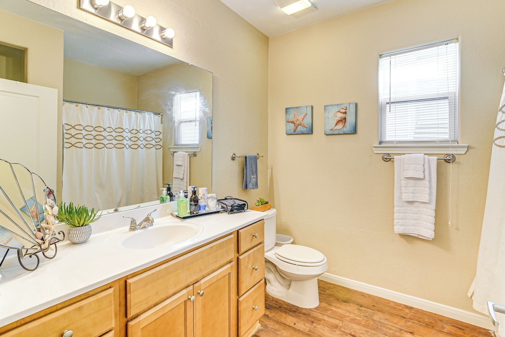 Half-mi To Galveston Strand: Charming Home W/ Yard - Galveston