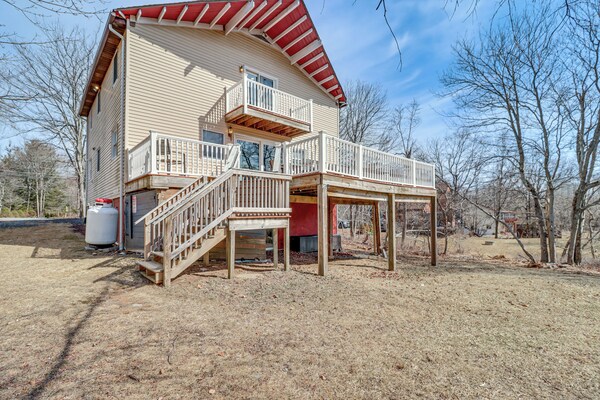 Fire Pit + Game Room: Spacious Poconos Retreat! - Kalahari Indoor Waterpark, Pocono Manor