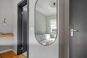 Apartamento | Escrivaninha, espaço de trabalho para notebook, quartos à prova de som