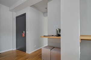 Apartamento | Escrivaninha, espaço de trabalho para notebook, quartos à prova de som
