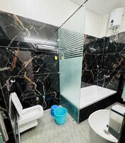 Quarto B ásico | Casa de banho | Artigos de higiene pessoal grátis 