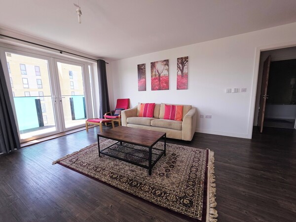 Barking 2 Bed Apt With Parking & Good Travel Links - Barking