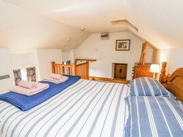 1 quarto, com decoração personalizada, com mobília individualizada 