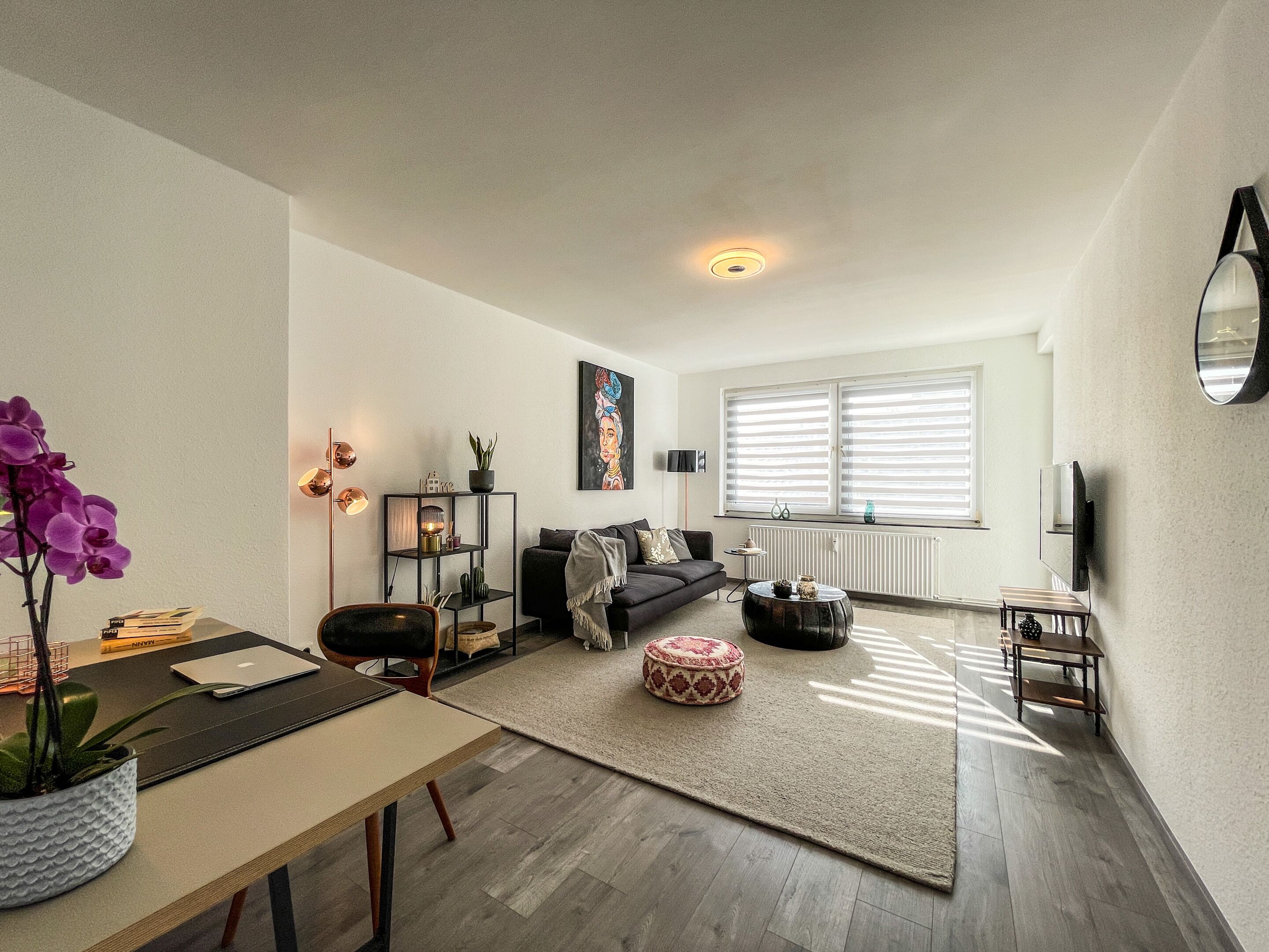 Cityhopper - In The Middle Of The Action - Hannover Hbf - Train Station