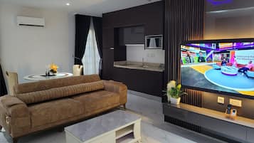 Suíte família, 1 cama King, para não fumantes, vista para a cidade | 1 quarto, espaço de trabalho para notebook, Wi-Fi de cortesia