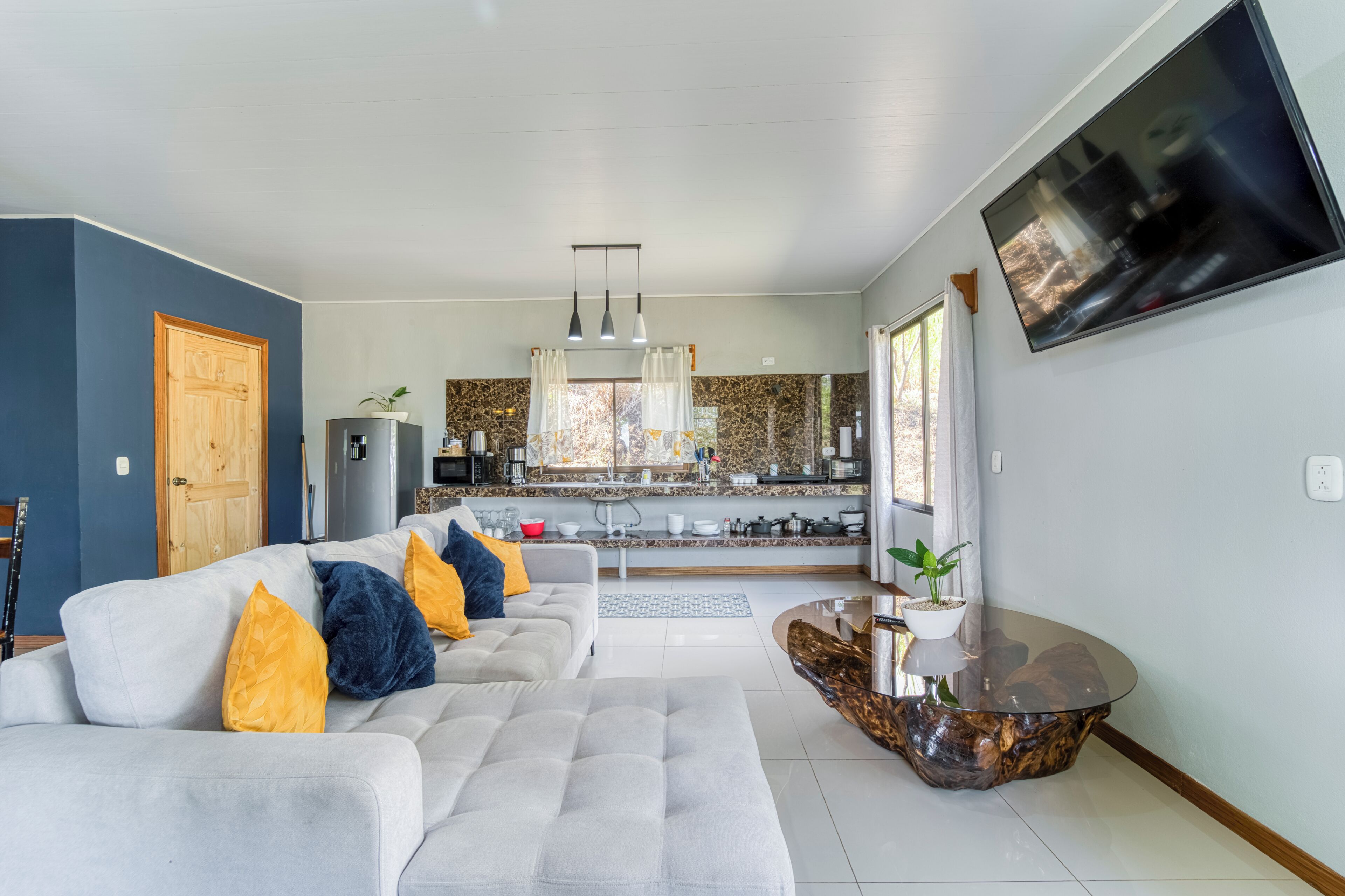 Casa Familiar, vista para o jardim | Sala de estar | Televisor 